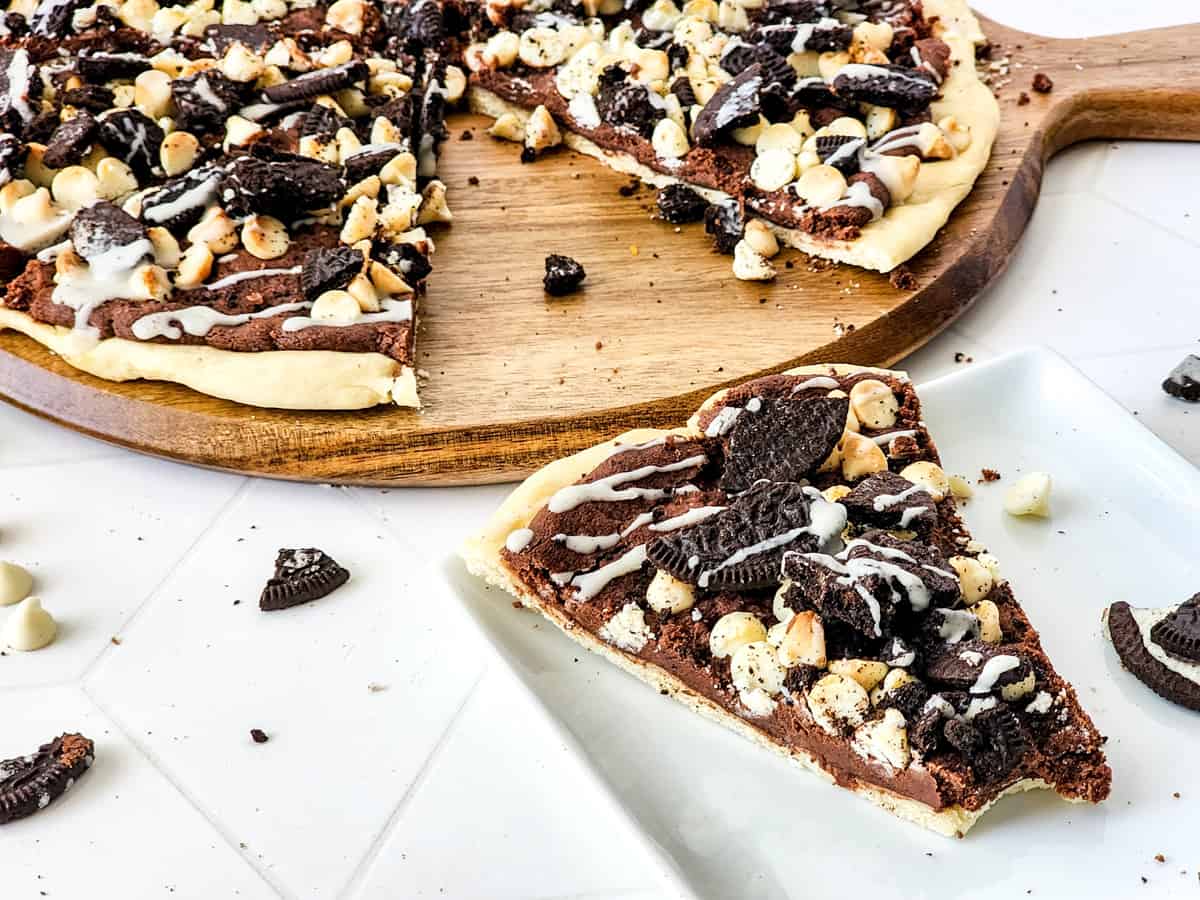 Cookies and Cream Pizza (Made with Oreo Cookies!) - bake your day better