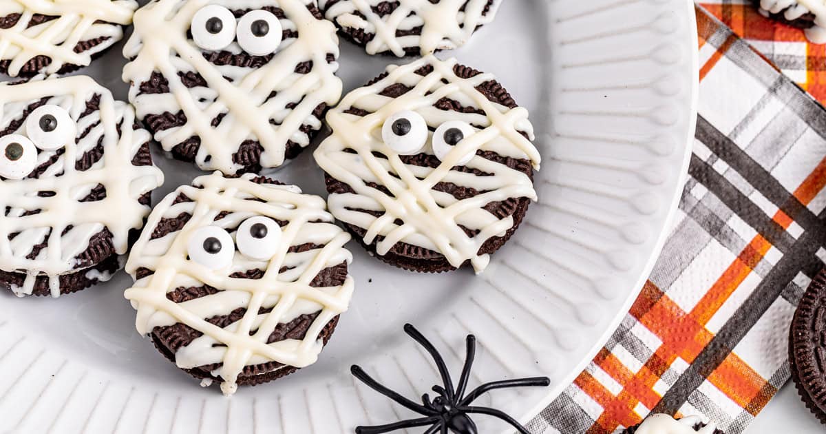 Wrap Up Your Halloween Party with These Mummy Oreos! - bake your day better