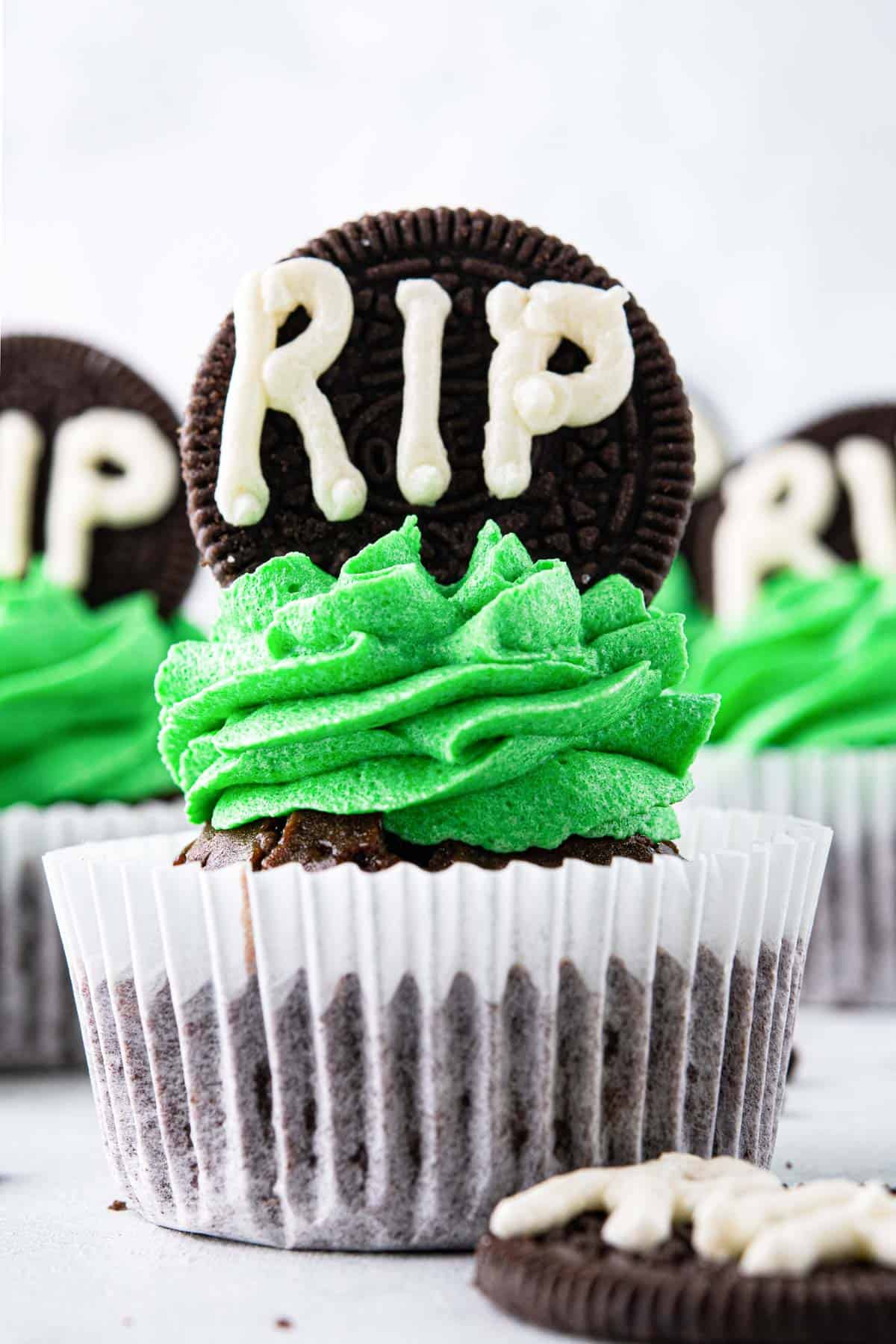 35 Spooky Halloween Cupcake Ideas for a Hauntingly Good Time - bake ...