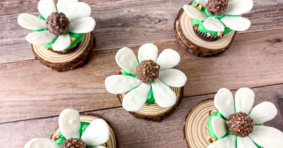 Sweet as a Daisy: Adorable Flower Cupcakes Anyone Can Make - bake your ...