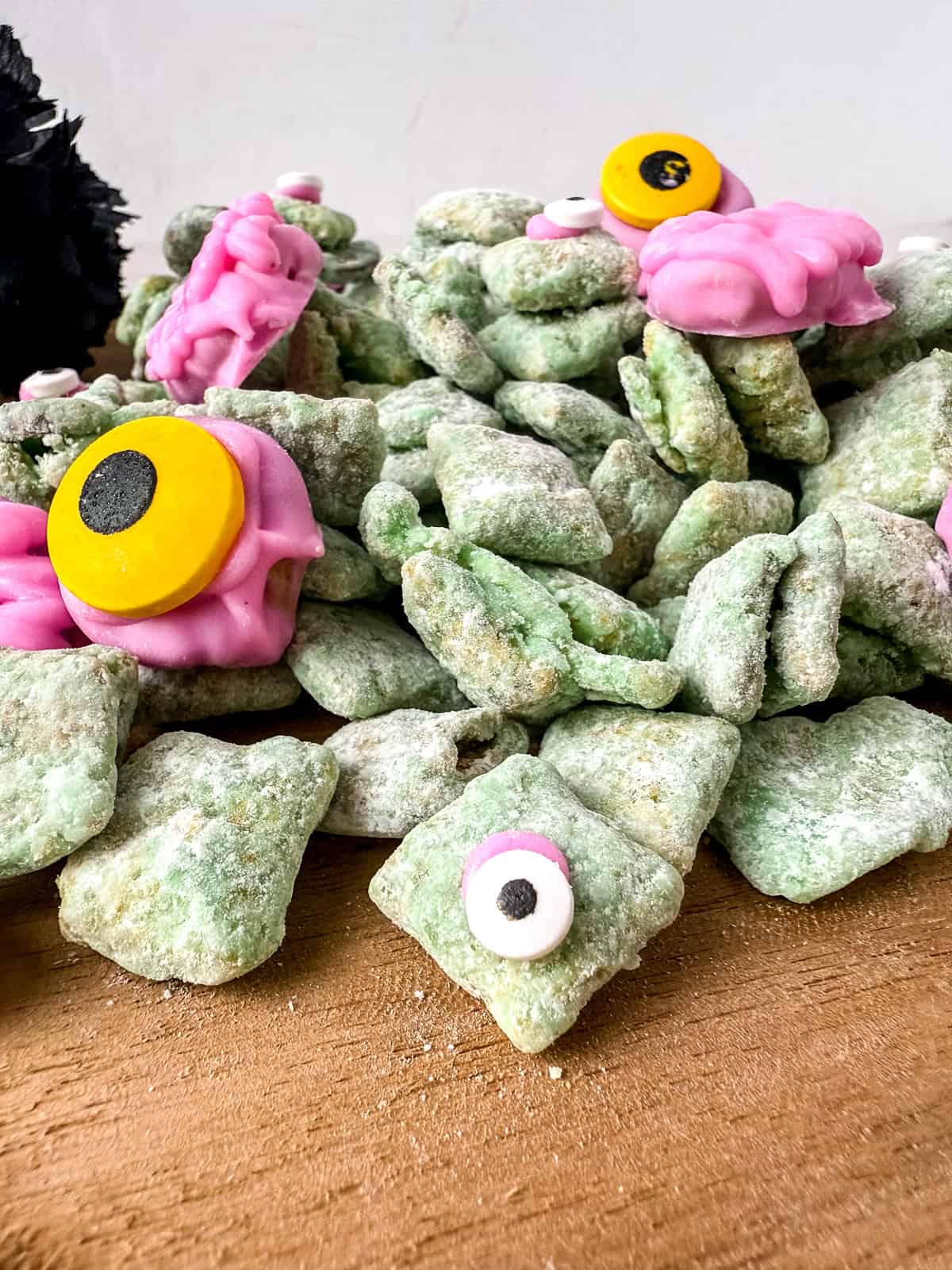 Creepy-Cute Halloween Snack Mix: Zombie Muddy Buddies - bake your day ...