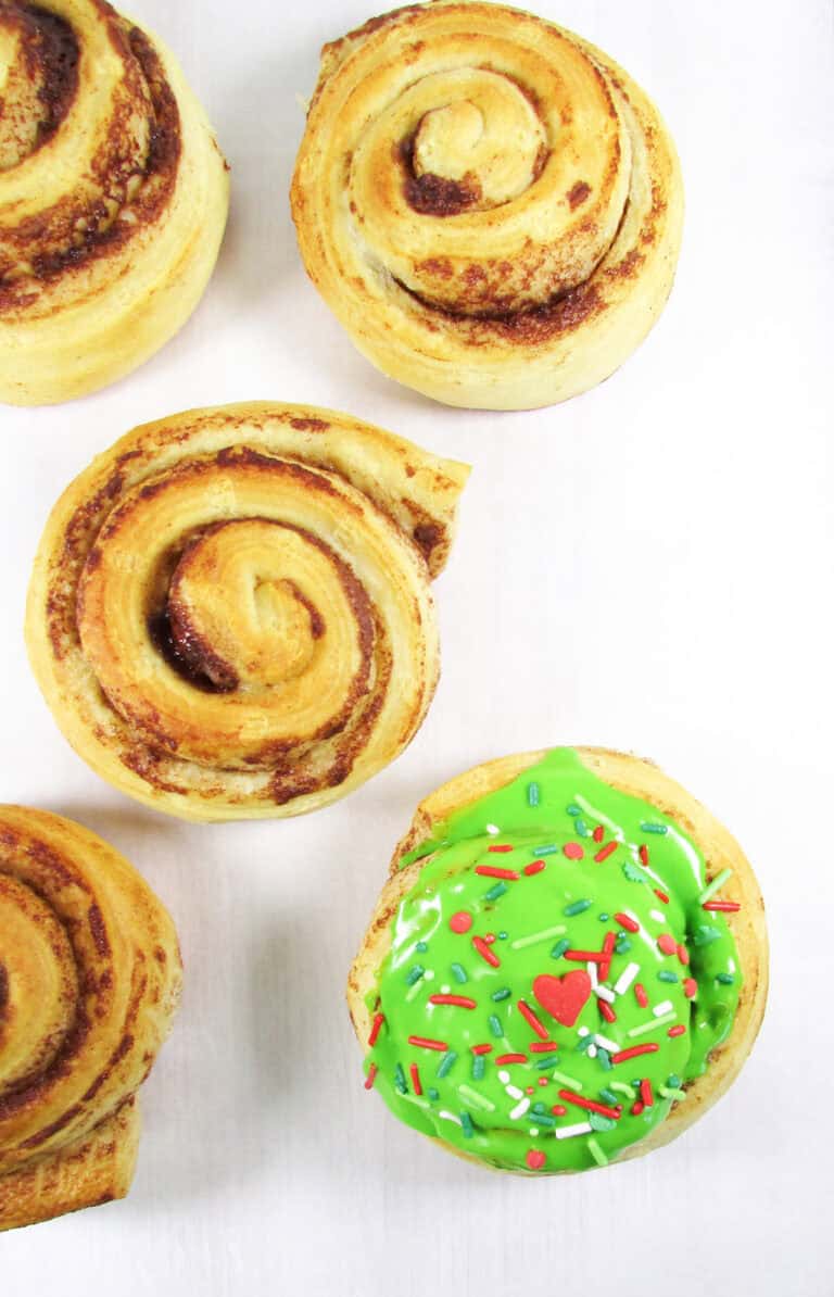 Create Christmas Morning Magic with These Grinch Cinnamon Rolls - bake ...