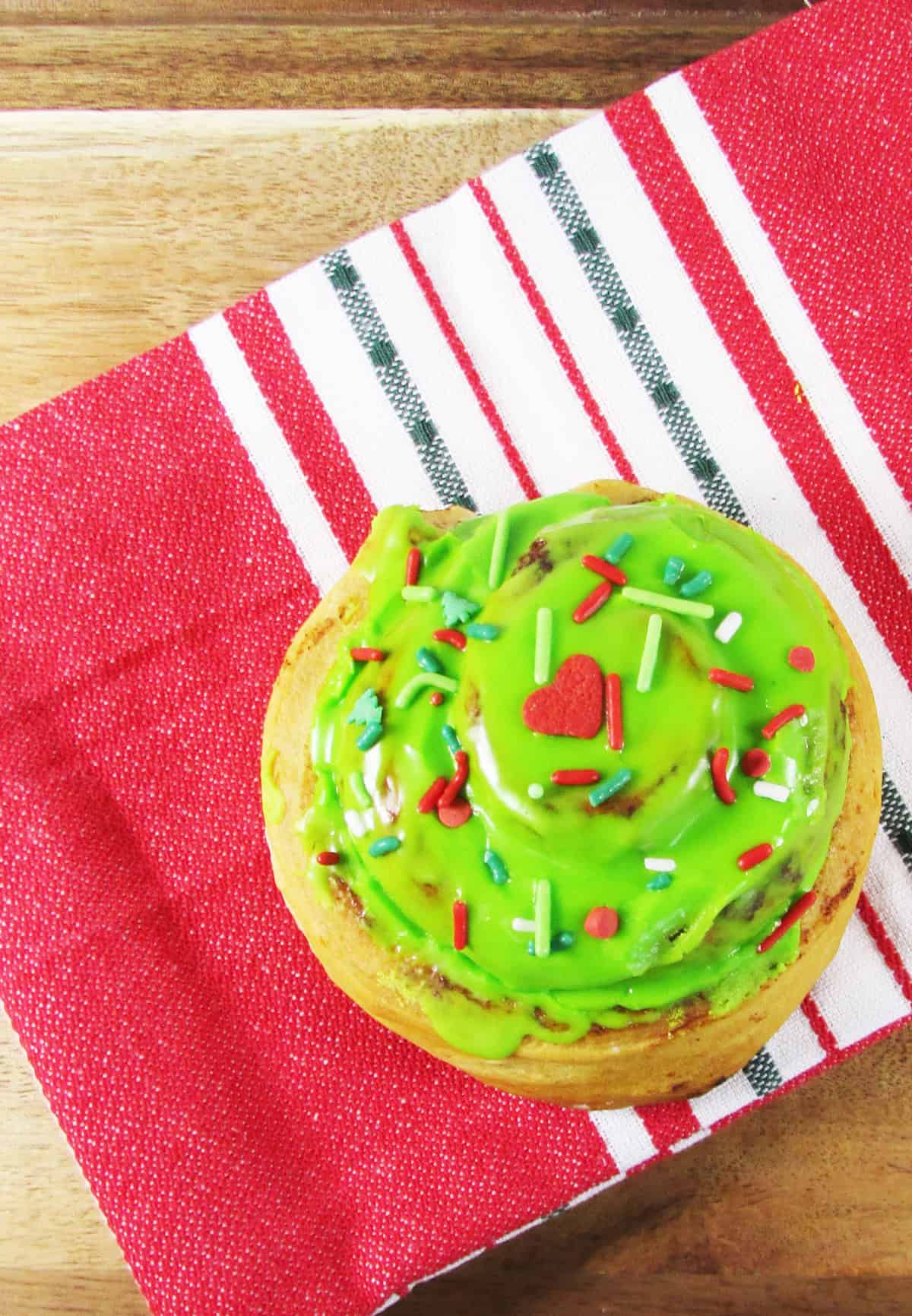 Create Christmas Morning Magic with These Grinch Cinnamon Rolls - bake ...