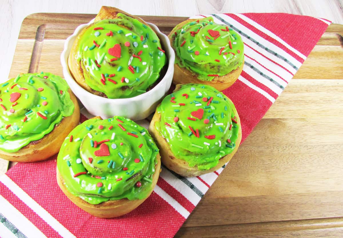 Create Christmas Morning Magic with These Grinch Cinnamon Rolls - bake ...