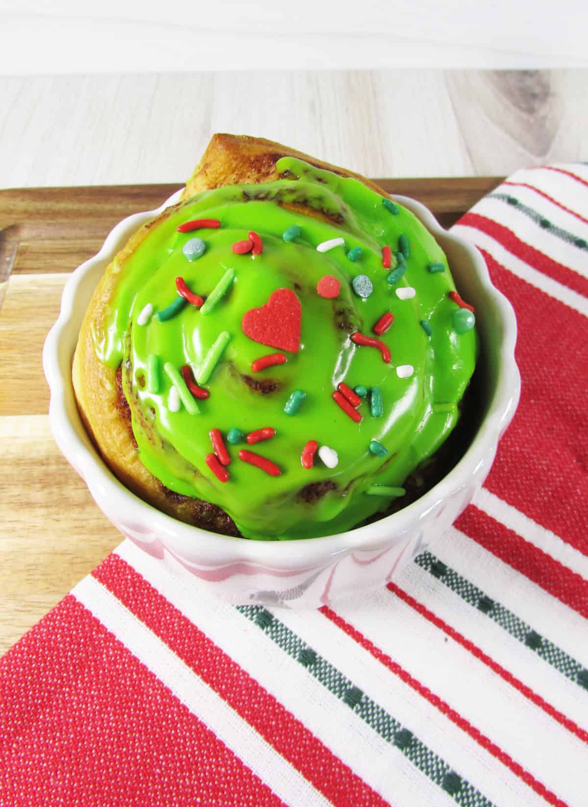 Create Christmas Morning Magic with These Grinch Cinnamon Rolls - bake ...