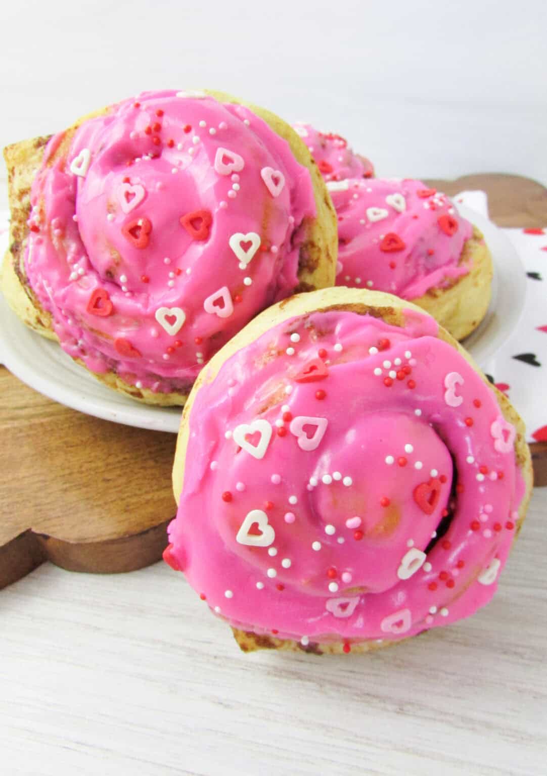 The Cutest Bright Pink Valentine’s Day Cinnamon Rolls (So Easy!) - bake ...